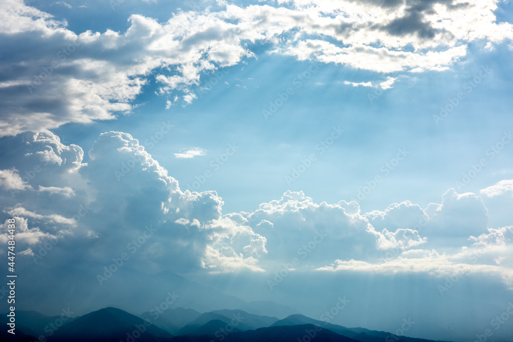 青空と雲と山脈 Stock 写真 | Adobe Stock