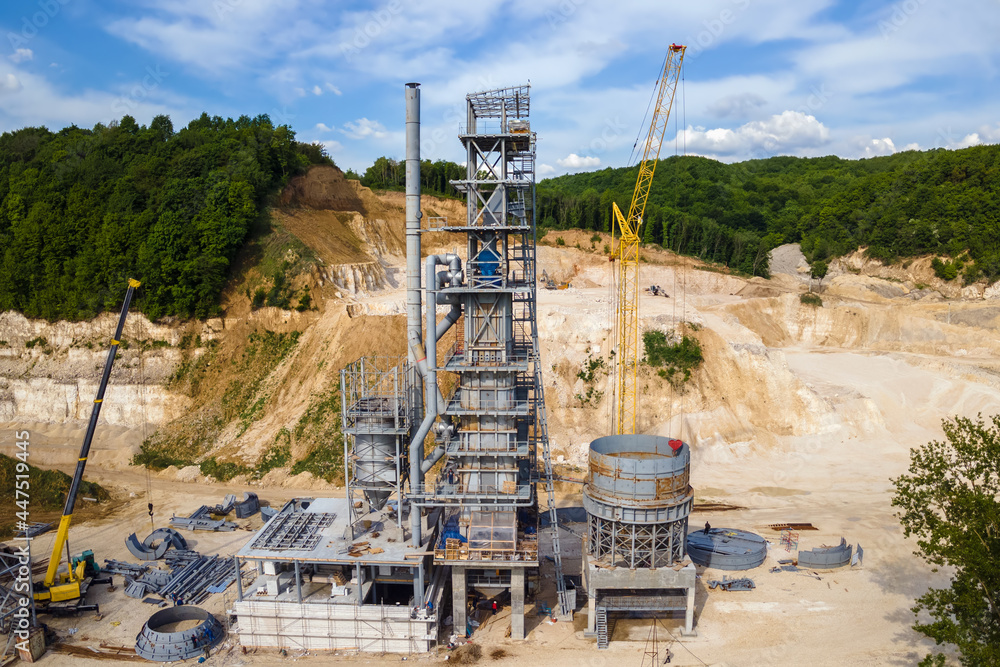Foto de Cement factory at open pit mining of construction sand stone ...