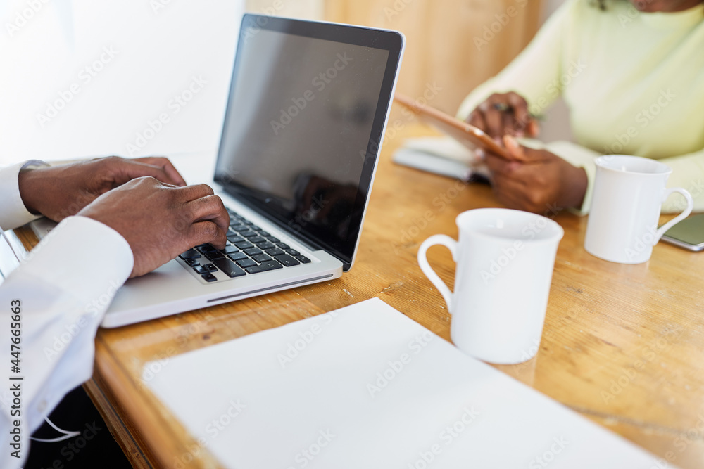 Business Mann schreibt eine Email Nachricht auf dem Laptop Stock Photo ...