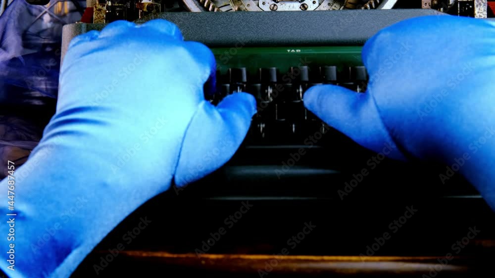 Vidéo Stock female hands in gloves press keyboard of an old typewriter ...