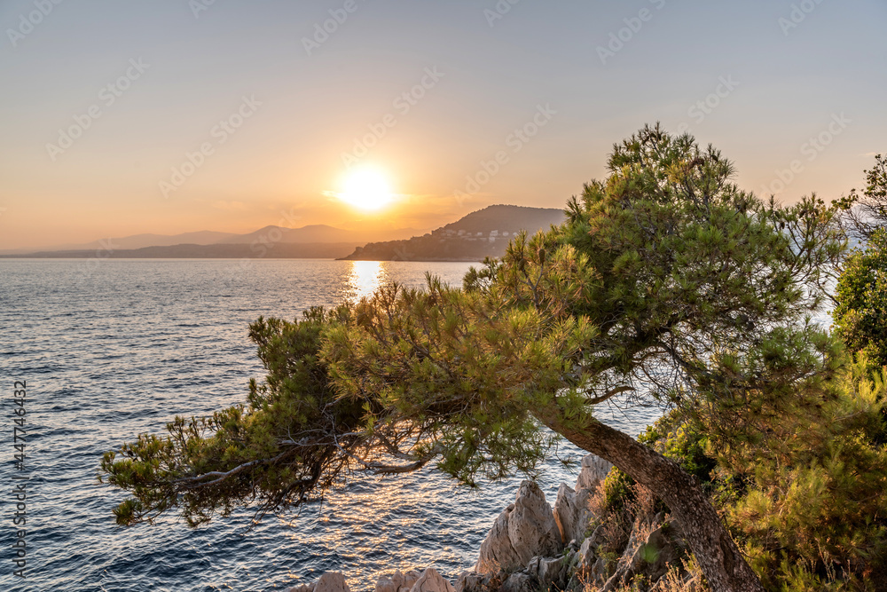 Coucher de soleil sur la Côte d'Azur depuis le Cap Ferrat avec vue mer ...