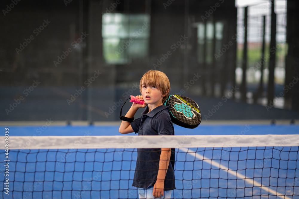 Foto de Monitor teaching padel class to child, his student - Trainer ...