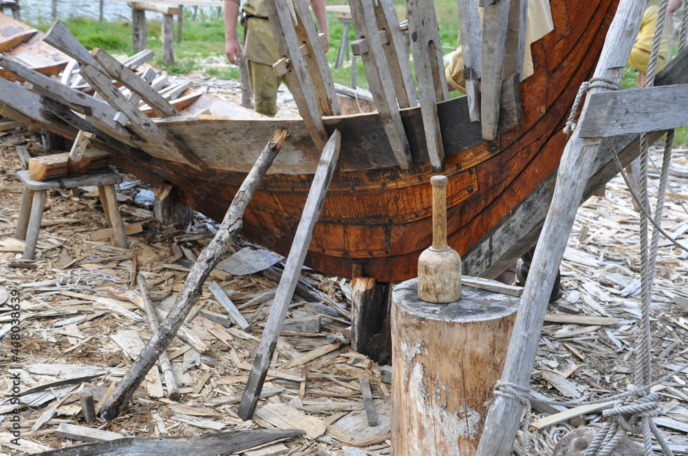 Wikingerboot im Bau mit traditioneller Bauweise und Beplankung Stock ...