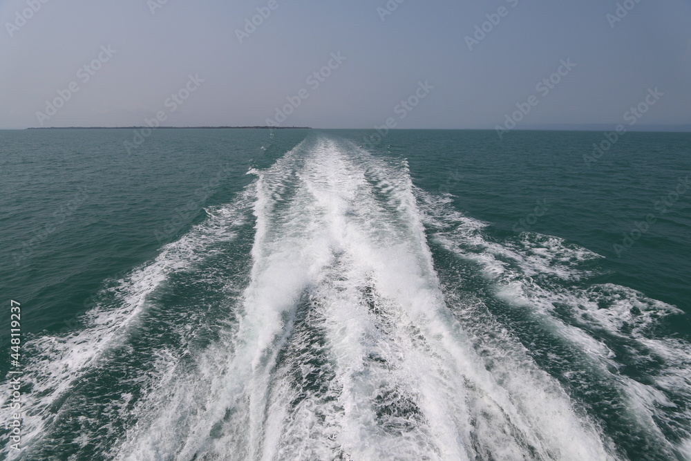Foto Stock Ship wake on the ocean.aves from the back of a speed boat ...