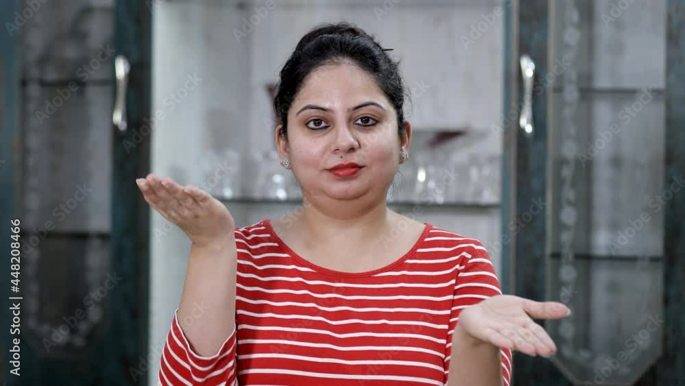 Vidéo Stock Portrait of a helpless Indian woman demonstrating doubting and hesitating emotion ...
