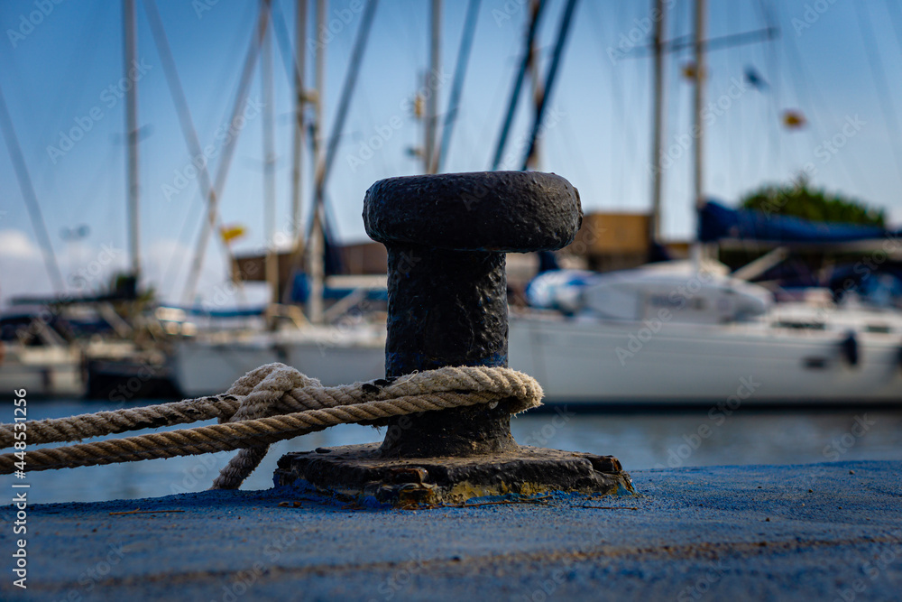 Noray o bolardo en el muelle de un puerto deportivo con barcos de fondo ...