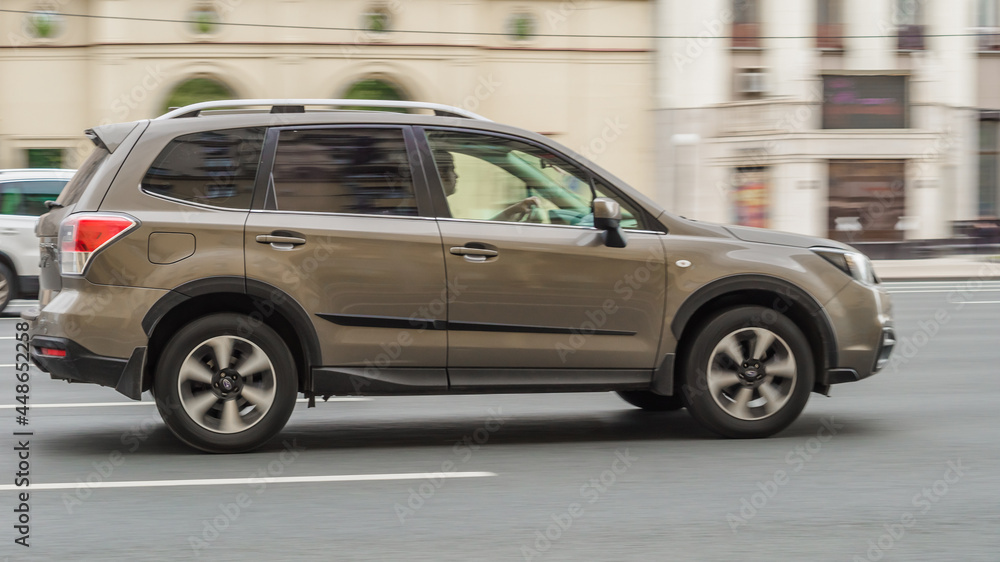 Foto de Subaru Forester fourth generation SJ speeding on the street ...