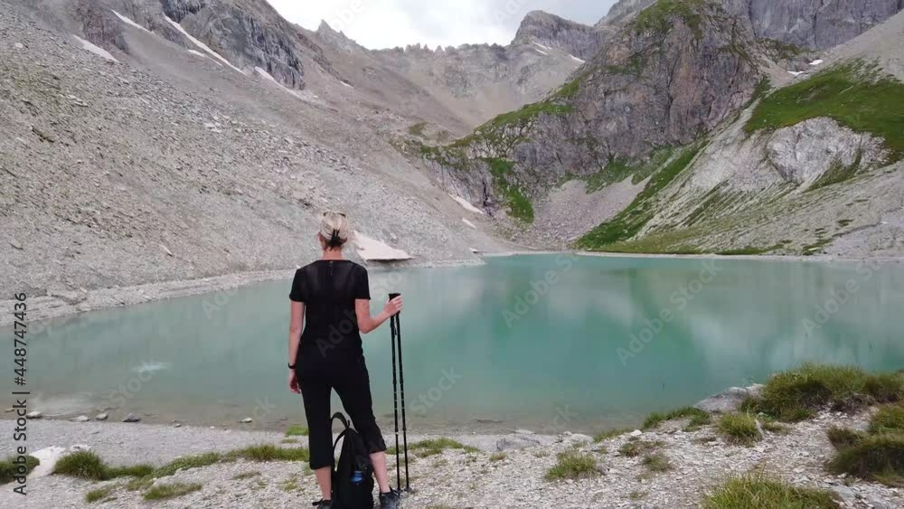 Une randonneuse au bord du lac des Béraudes Stock-video | Adobe Stock