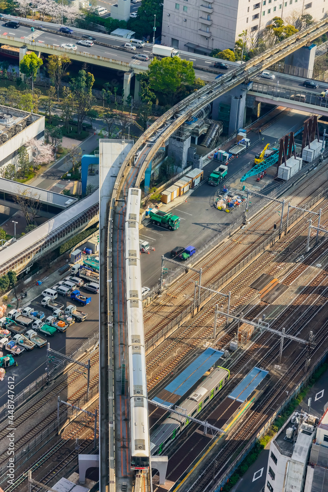 Bird's-eye view of a Yamanote Line train on the tracks of the ...