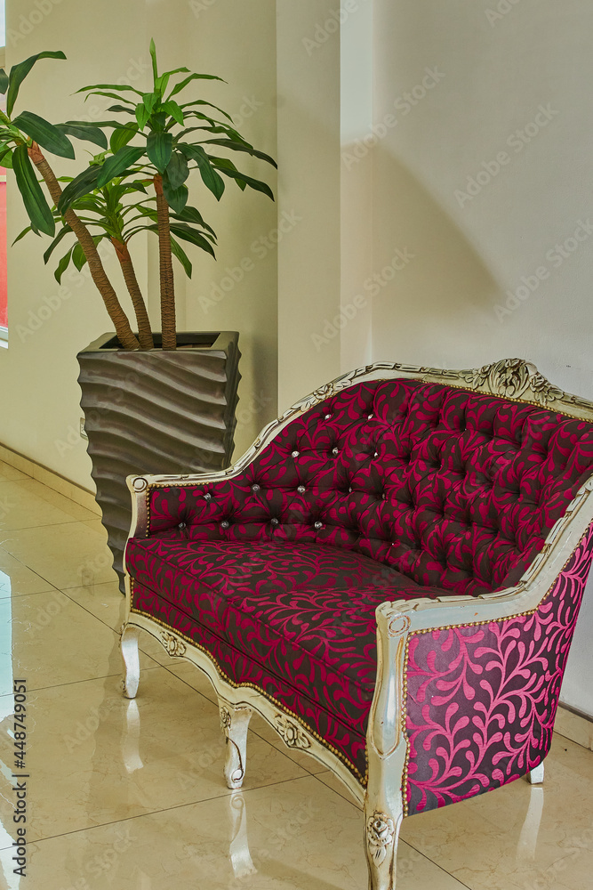 Sala de estar en un pasillo con muebles coloniales rústicos de colores ...