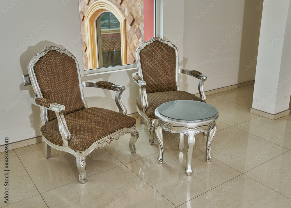 Sala de estar en un pasillo con muebles coloniales rústicos de colores ...