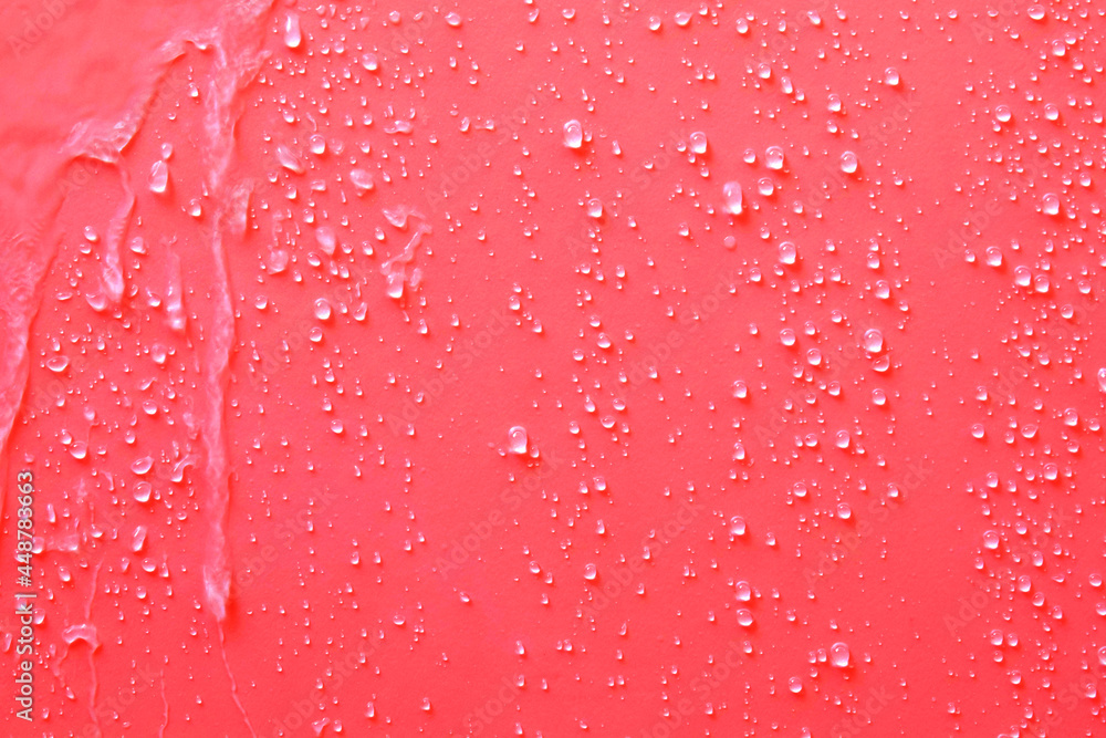 Raindrops fell on the redwall and saw the raindrops flowing in a long ...