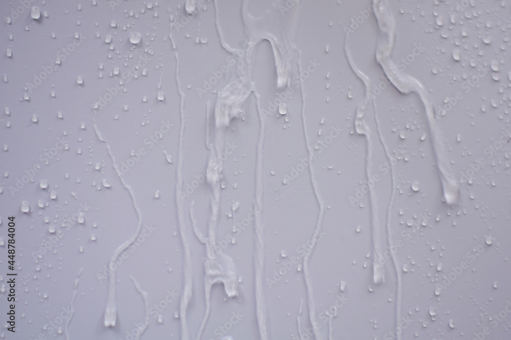 Raindrops fell on the wall and saw the raindrops flowing in a long way ...