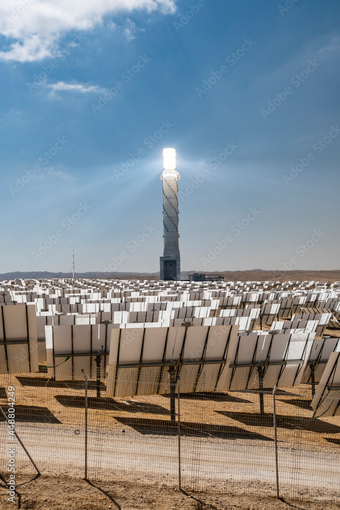 Foto de Concentrated solar power plant with mirrors focusing the sun energy at the steam turbine ...
