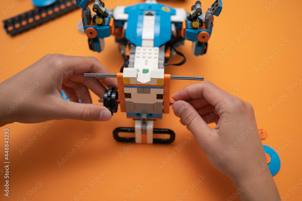 Foto de Minsk, Belarus. August, 2021. A teenage boy constructs a Lego ...