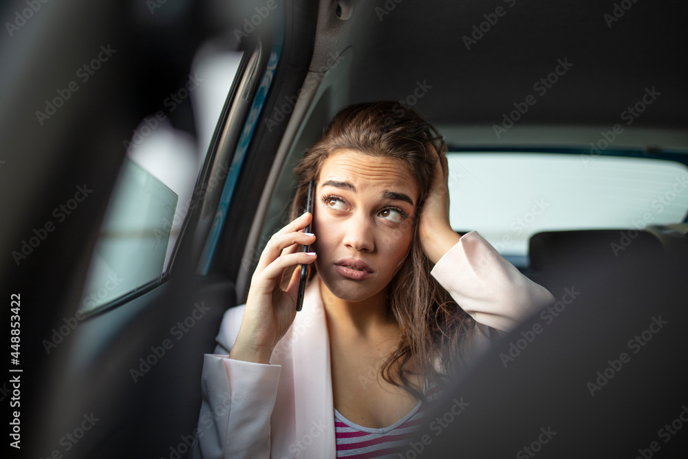Foto Stock Sad young woman looking through the car window. Bored woman ...