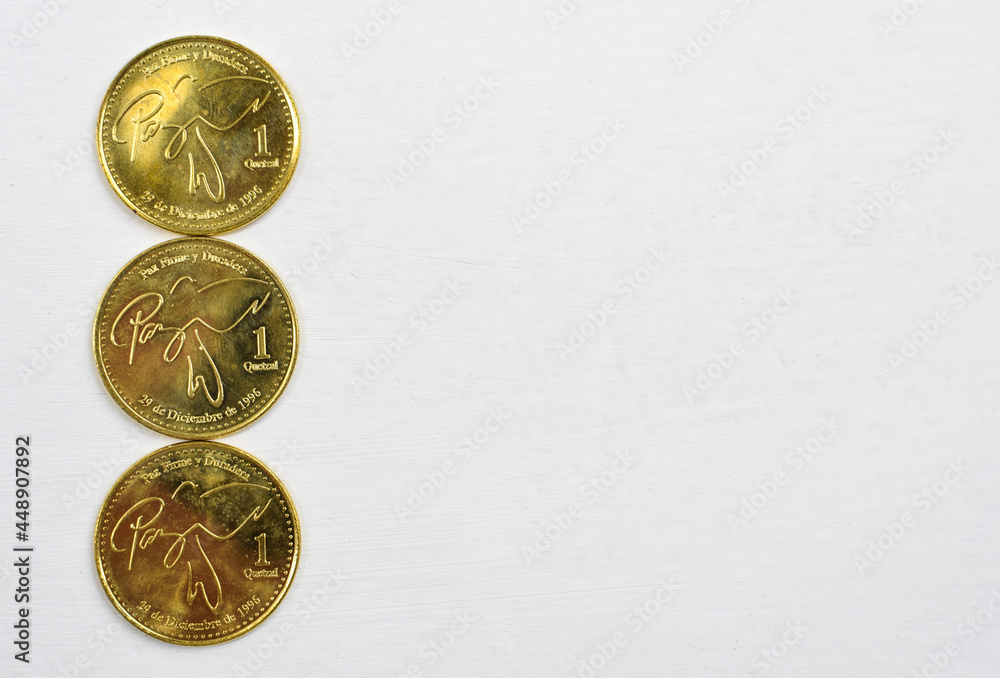 Quetzal, moneda utilizada en guatemala, tres monedas formando una linea ...
