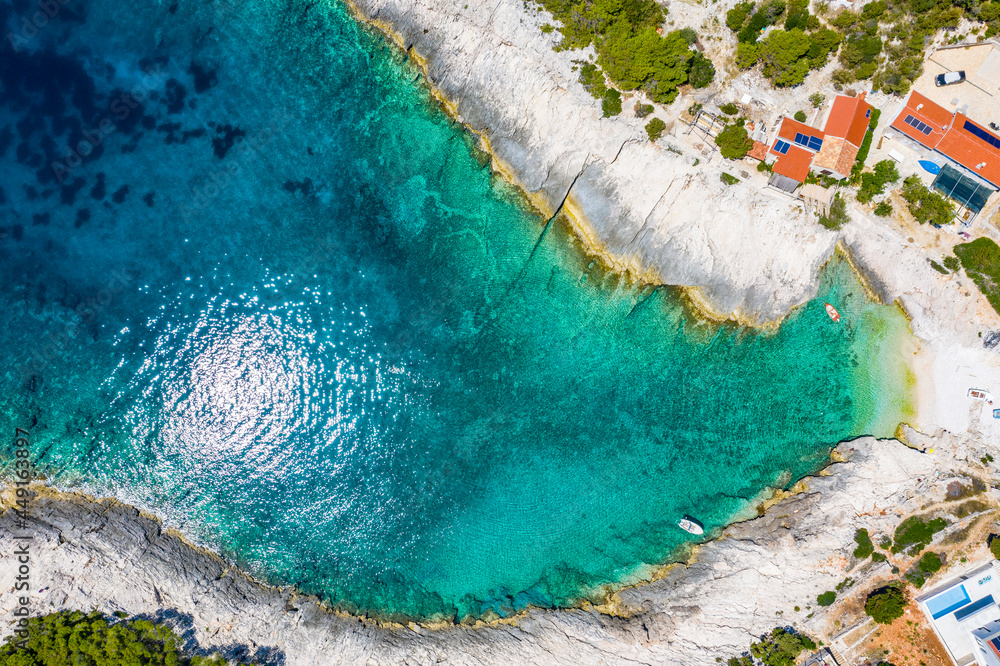 Foto de Mala Travna is a beautiful little bay located on the southern ...