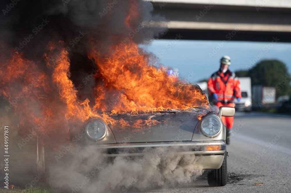 Auto brennt auf Autobahn in voller Ausdehnung Stock Photo | Adobe Stock