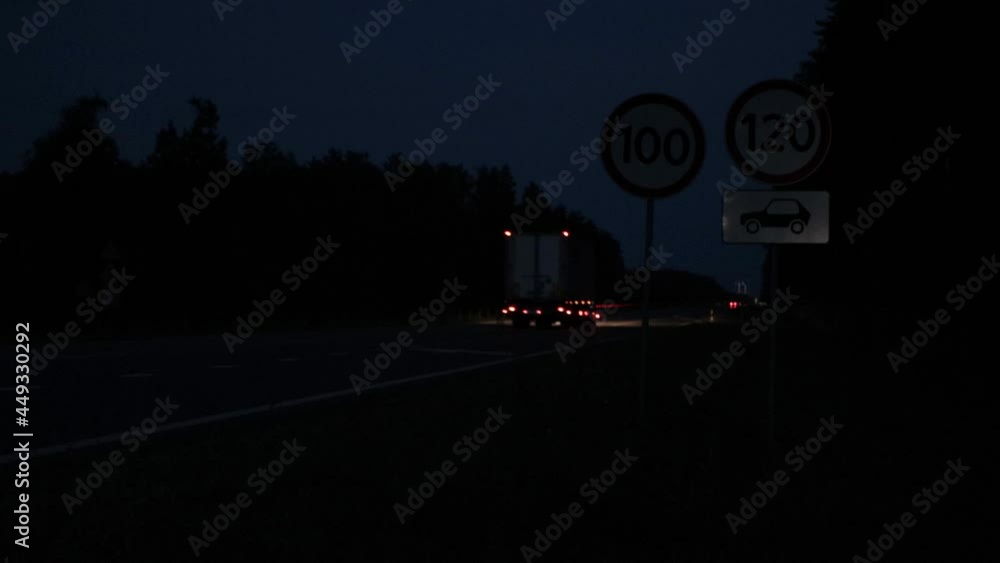 Vidéo Stock Road signs of speed limit at night on the motorway. Cars ...