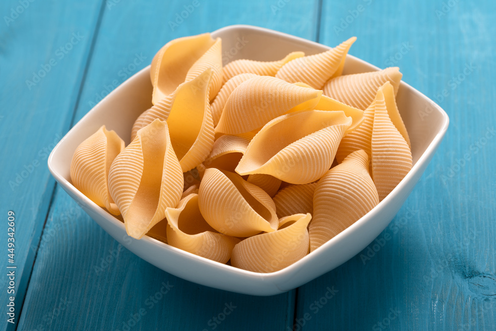 Conchiglioni, tipica pasta della cucina napoletana e italiana Stock ...