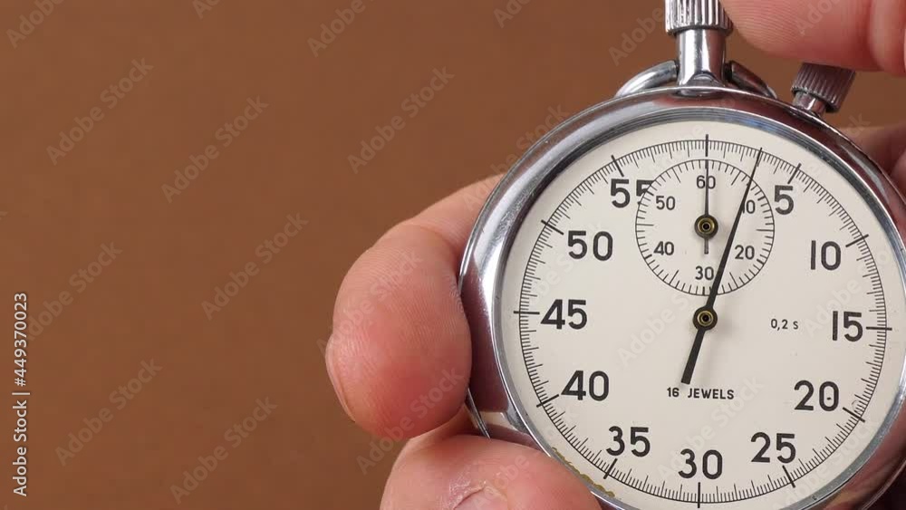 Vidéo Stock Mechanical Stopwatch in man's hand. Male trainer's hand ...