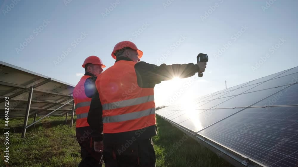 Inspector examination of photovoltaic modules using a thermal imaging ...