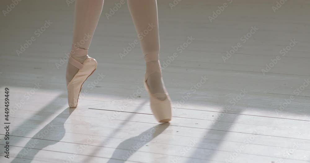 Vidéo Stock Ballerina standing on tip-toes. Ballet dancer wearing ...