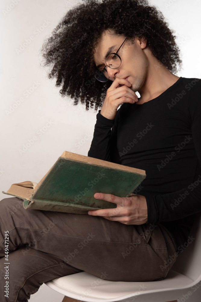persona pensativa leyendo un libro Stock Photo | Adobe Stock