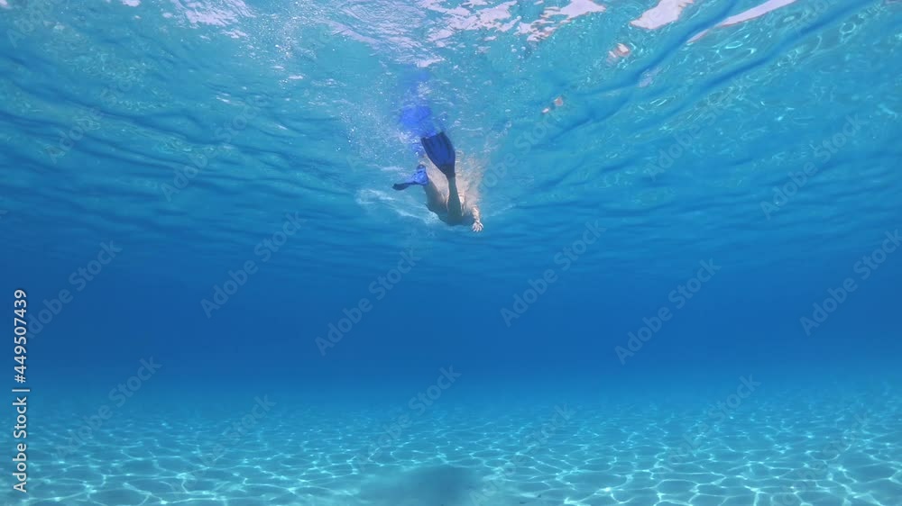 Video Stock Woman swimming with flippers, mask and bikini in a ...
