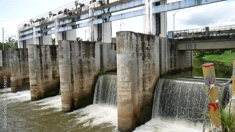 Vidéo Stock Wide-angle view of a small dam blocking canals for use in ...