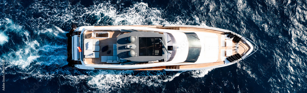Foto de View from above, stunning aerial view of a luxury yacht ...