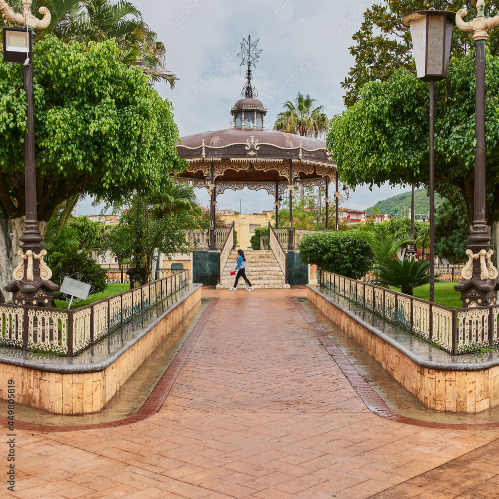 Plaza principal del jardín de Unión de Tula, Jalisco, con un kiosco en ...