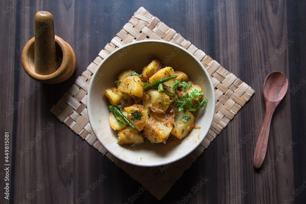 Fotka „View from top of aloo jeera or potato saute with cumin and ...