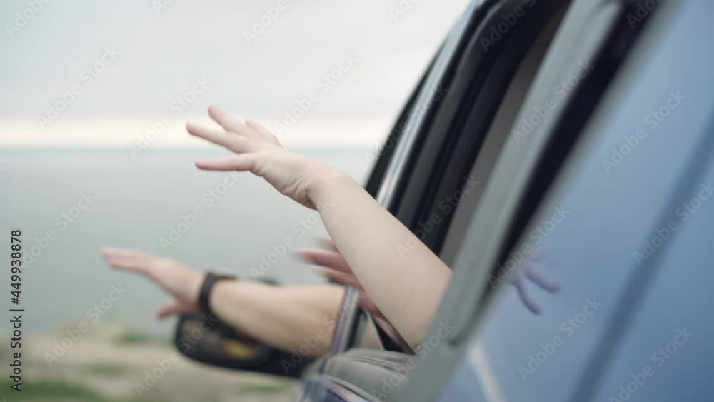 Vidéo Stock Close-up little female hand sticking out car window with ...
