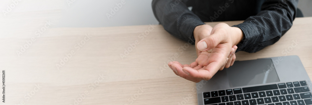 Foto de Pain from using computer. Young man holding his wrist close-up ...