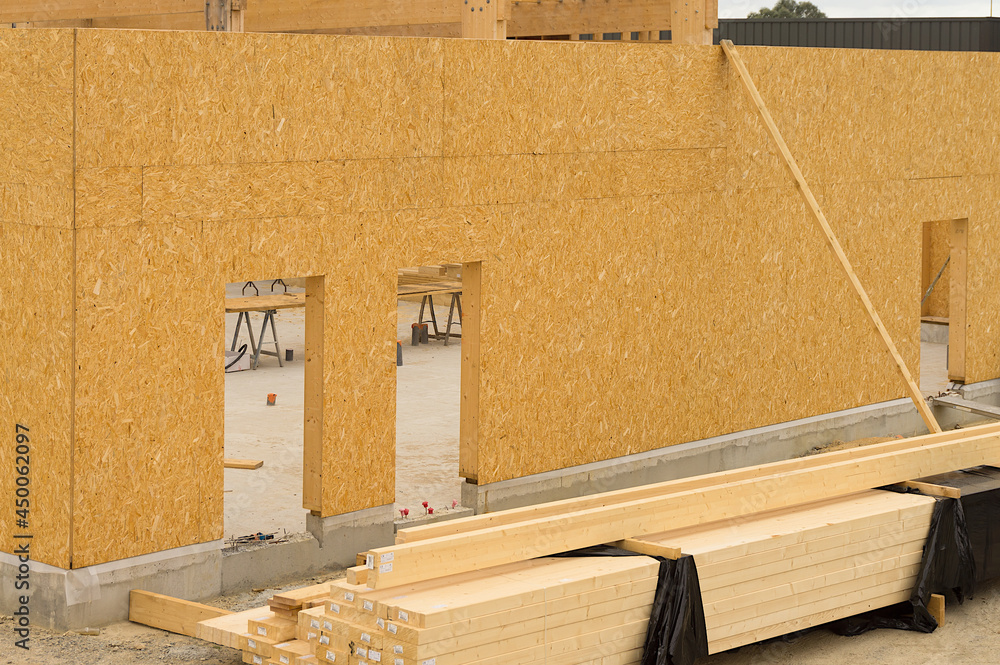 Foto de Shell construction of a building made of solid wood and OSB ...