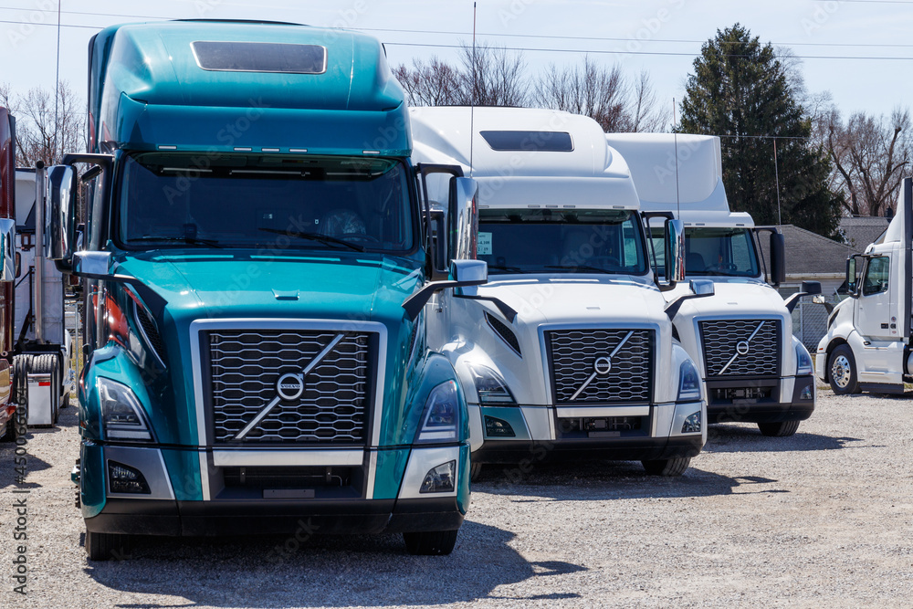 Foto de Volvo Semi Tractor Trailer Trucks Lined up for Sale. Volvo is ...