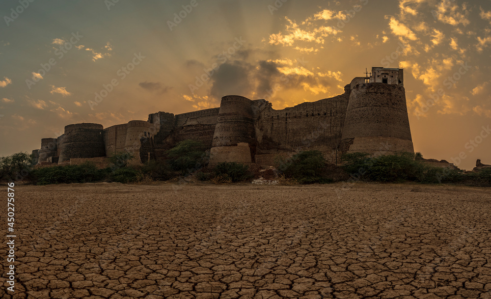 Foto de an old fort in the desert, derawar fort in Punjab is an old ...