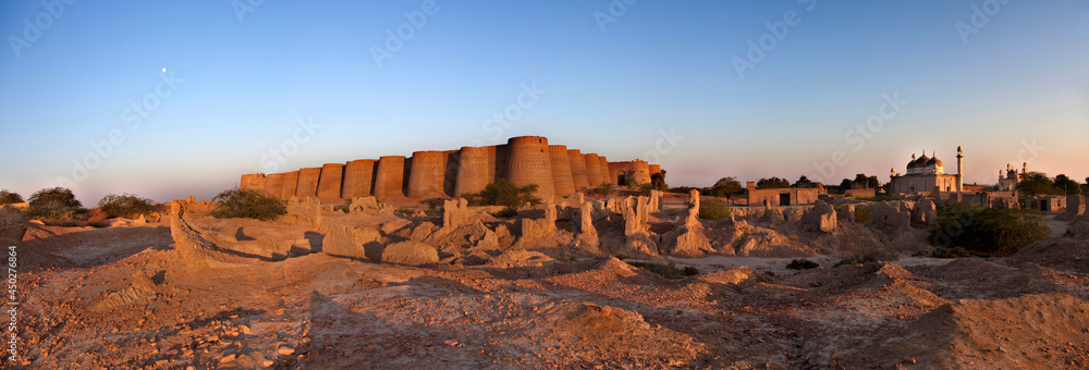 an old fort in the desert, derawar fort in Punjab is an old fort of ...