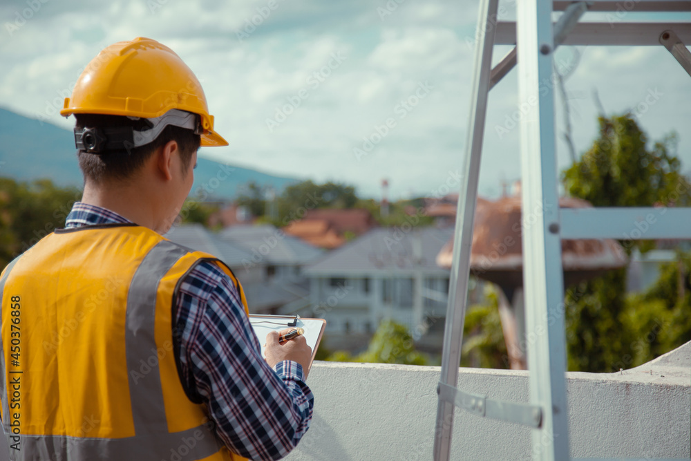 building contractor Check and write down the details of the ...