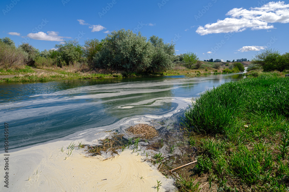 Foam forms at the inlet from the Ringold Dam into the Columbia River in ...