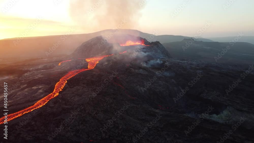 Video „Incredible aerial of the dramatic volcanic eruption of the ...