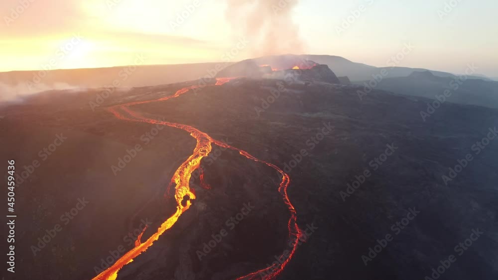 Video „Incredible aerial of the dramatic volcanic eruption of the ...