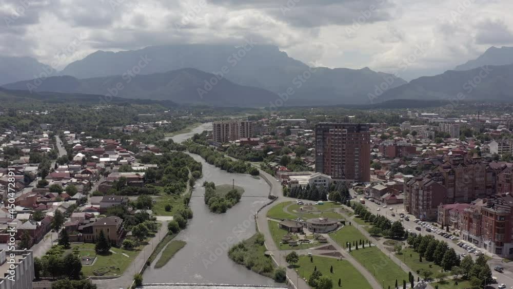 Vidéo Stock An amazing aerial view of the city of Vladikavkaz, the ...