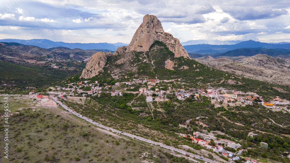 Vista aérea de uno de los monolitos más grandes del mundo, la Peña de ...