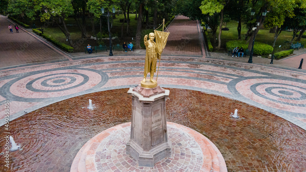 Estatua de Miguel Hidalgo en el parque Alameda de la ciudad de ...