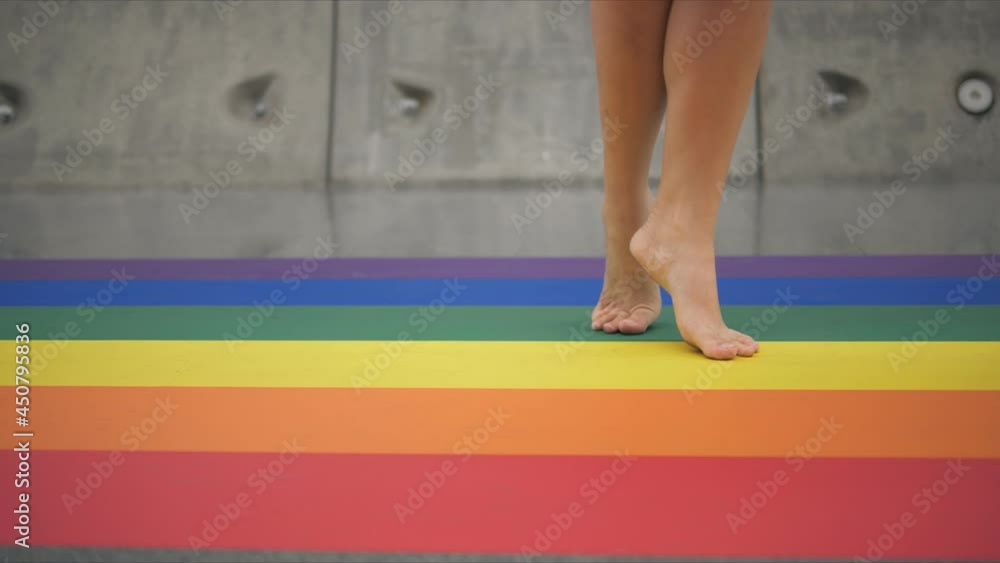 Video „Slow motion of feet walking barefoot on LGBT rainbow colored ...