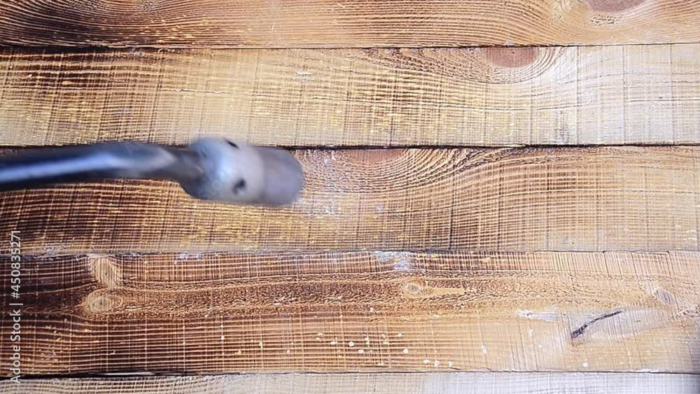 Raw boards are fired by fire. The light tree becomes dark from the fire ...