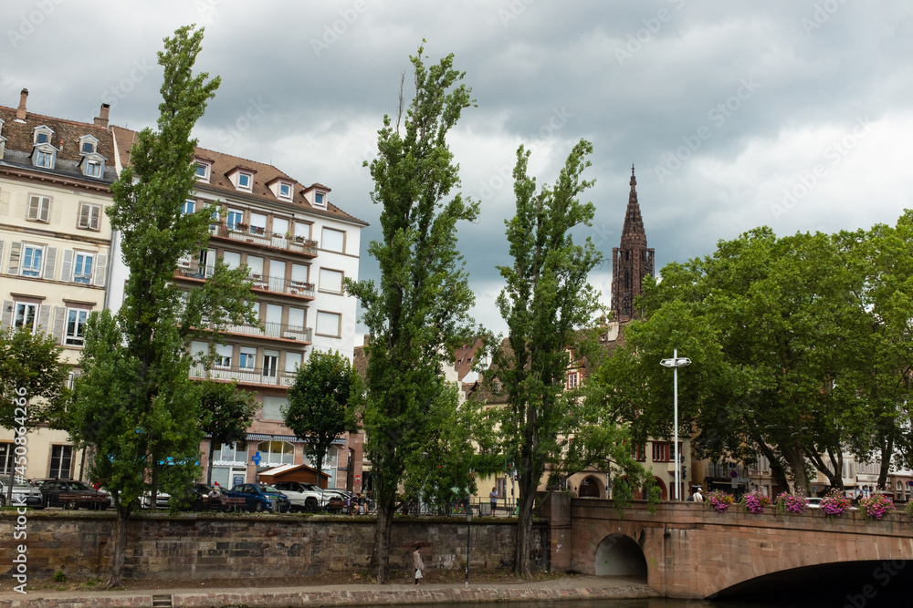 Strasbourg - Clocher de la cathédrale Notre-Dame de Strasbourg Stock ...